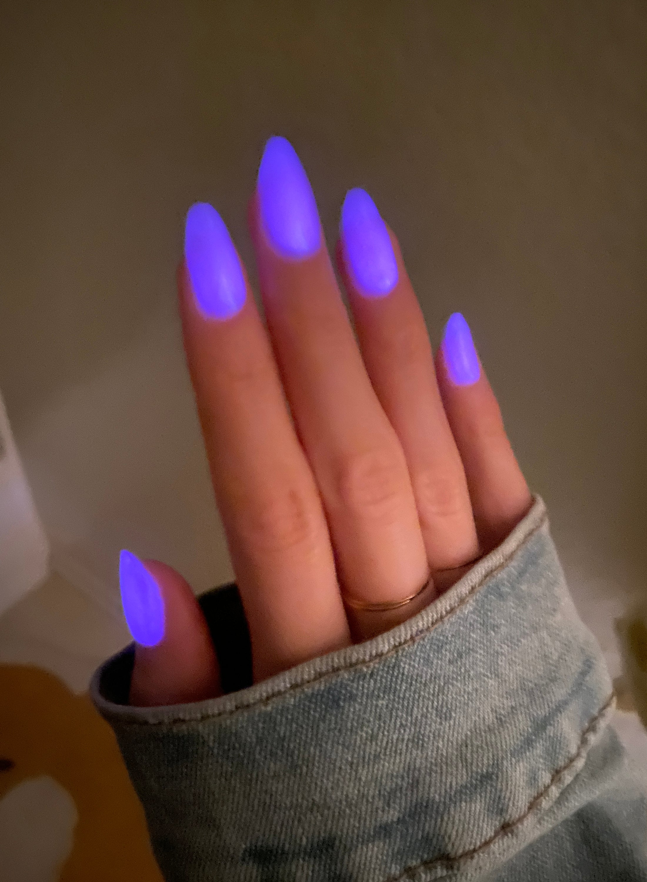WEDGIE (glow) – Death Valley Nails